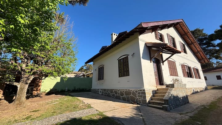 Casa Moderna A 350m Do Centrinho Do Capivari - Campos do Jordão