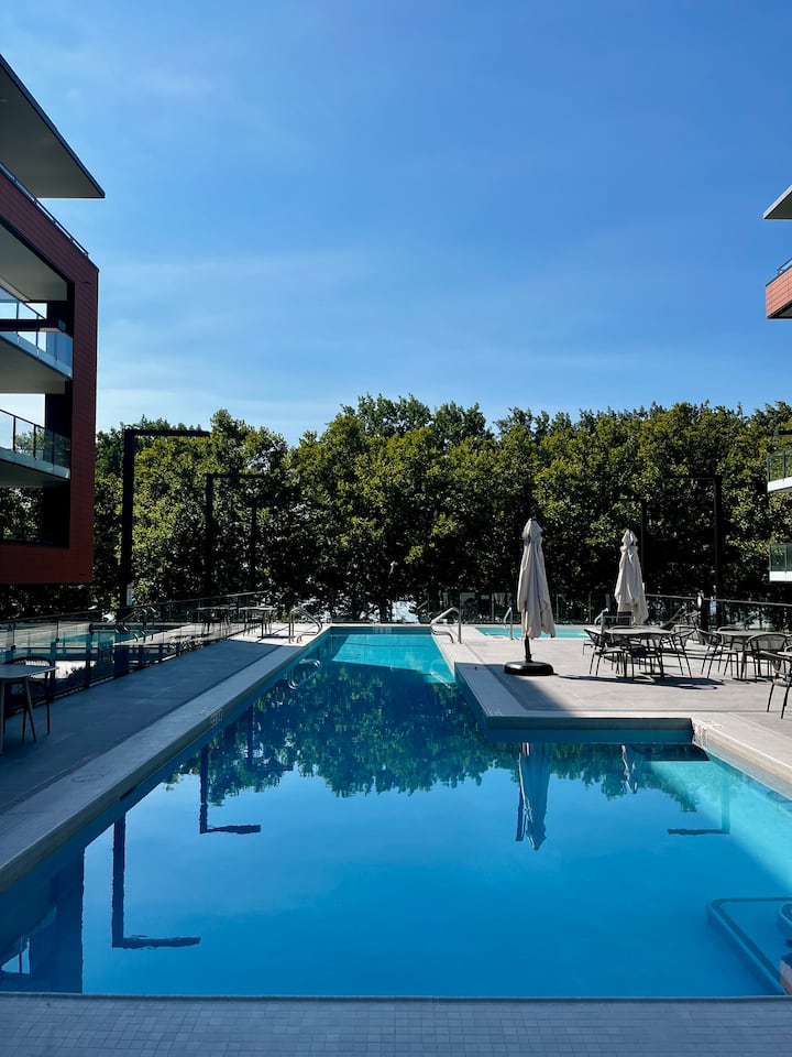 Bright Luxury Beachfront Condo - Hot Tub/sauna/gym - Kelowna