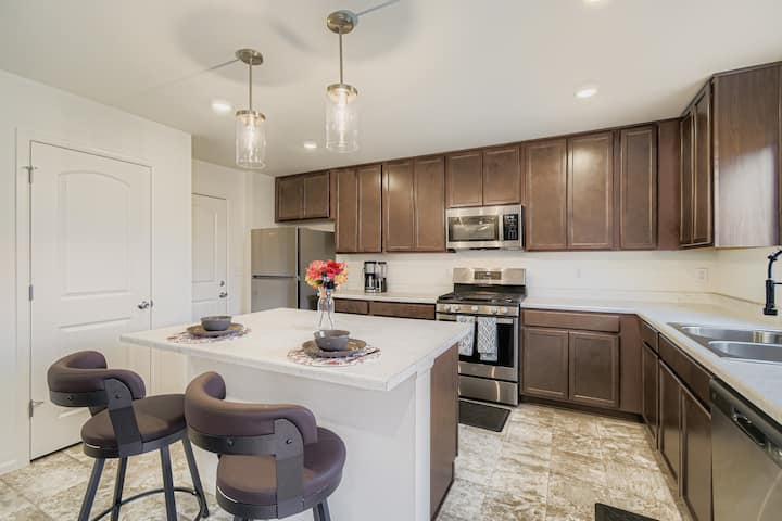 Monthly Stay Near Dia | 4bd, Brand New Home - Aurora, CO