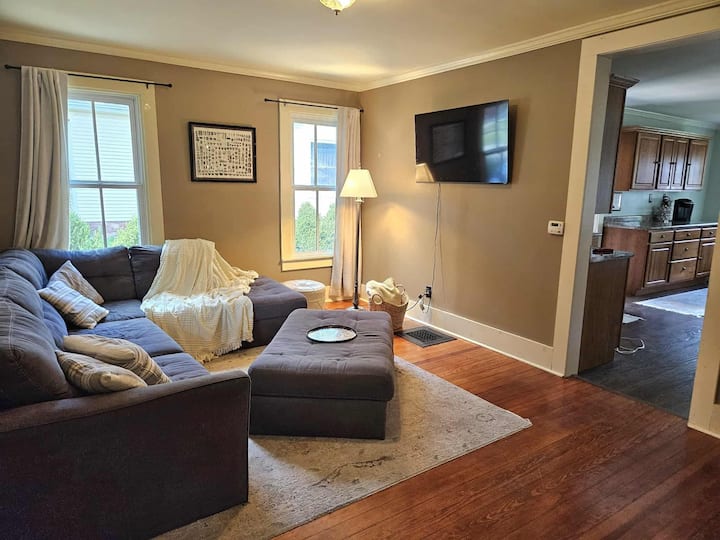 Charming 5 Bd Home A Block From Monmouth College - Illinois