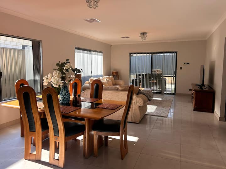 Large Family Home - Parking, Pets Welcome - Jandakot Airport