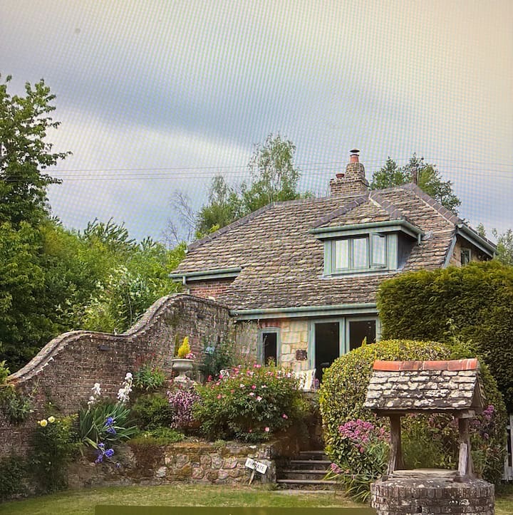 Historical Cottage, Gardens, Moat And Ruins. - 호셤