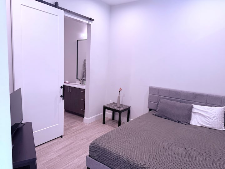 Modern Lakefront 1br Retreat With Pool And Gym - Cleveland, OH