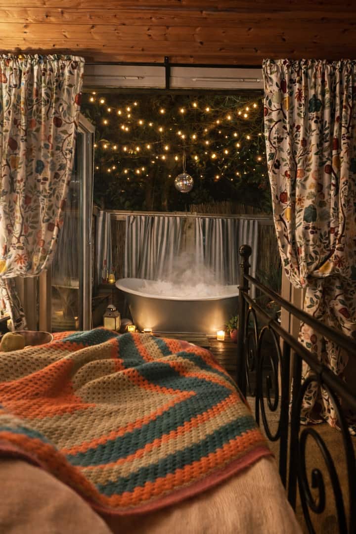 Romantic Cabin Retreat • Outdoor Bath, North Wales - North Wales