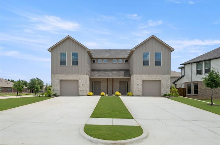 Luxury 6 Bedroom Villa - Denton, TX