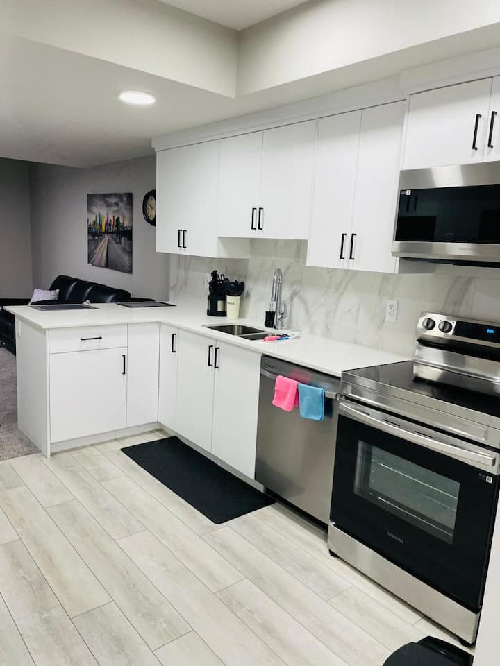 Modern 2-bed, 1-bath Suite. - Airdrie