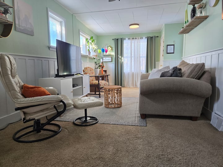 Cozy Whole House Near Downtown | Parking Included - Winnipeg