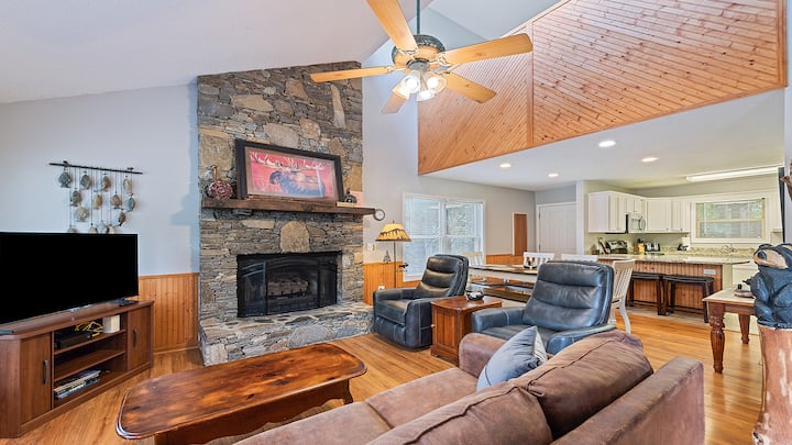 Hot Tub, Creek, Mtn. Views, Heart Of Maggie Valley - Maggie Valley, NC