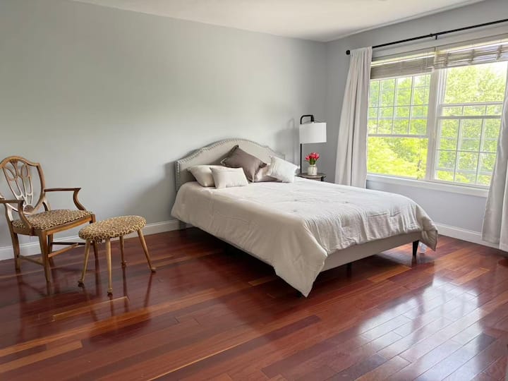 Comfy Room Private Bathroom Worcester Academy - Worcester, MA