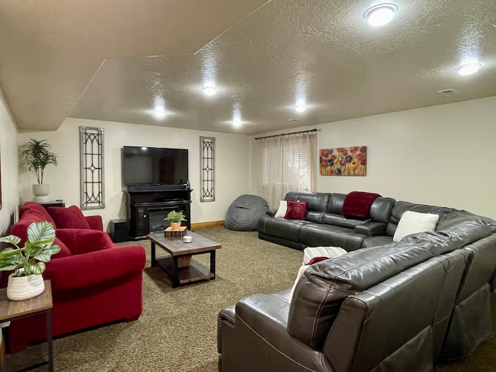 Spacious Basement Getaway — Game Room, Gym & More - Syracuse, UT