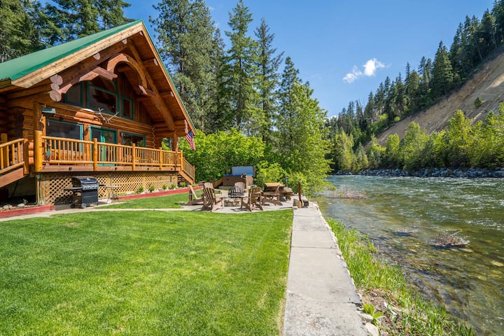 Riverside Log Home, River Rock Fireplace & Hot Tub - Plain, WA