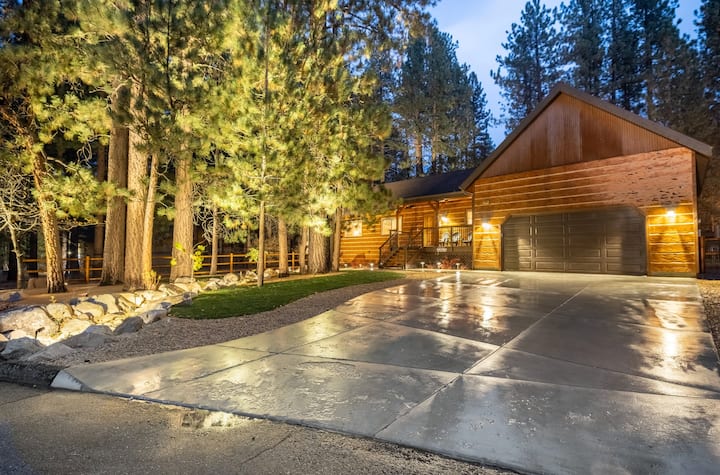 New Lazy Bear Game Cabin | Hot Tub | Pool Table - Big Bear Lake, CA