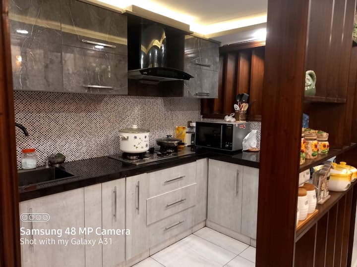 Contemporary Heaven: Spaciousapartment With, Views - Karachi