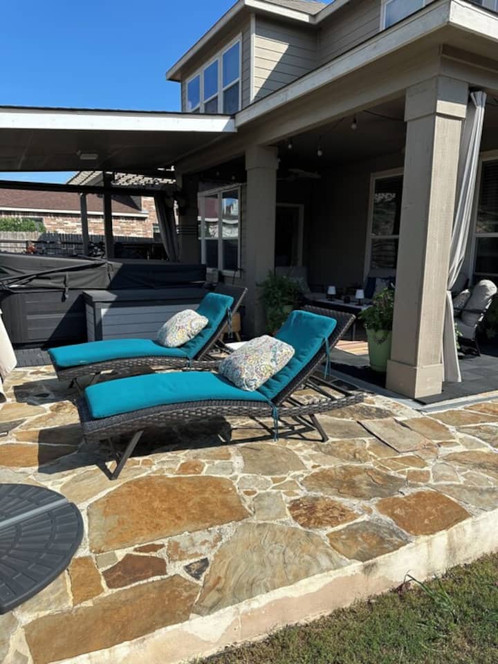 Relax With Spacious Modern Simplicity - Boerne, TX