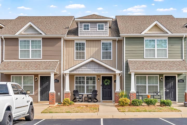 Modern Midtown Retreat - Clarksville, TN