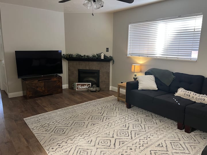 Convenient & Cozy Condo On 400 - Logan, UT