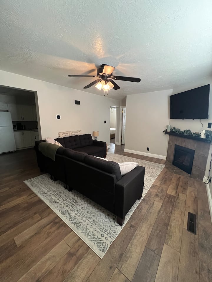 Convenient & Cozy Condo On 400 - Logan, UT