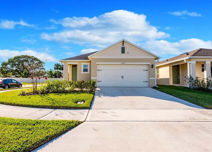 The Celery City Retreat - Sanford, FL