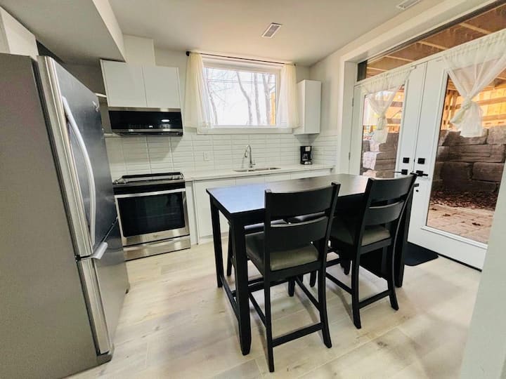 Bright 2 Bedroom Unit - Toronto