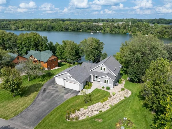 Lakefront On Chain | Dock + Game Room + Loft - Alexandria, MN