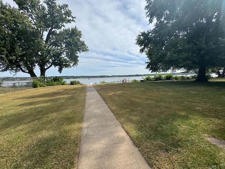 Boots & Boats Bunkhouse On The Mississippi - Nauvoo, IL