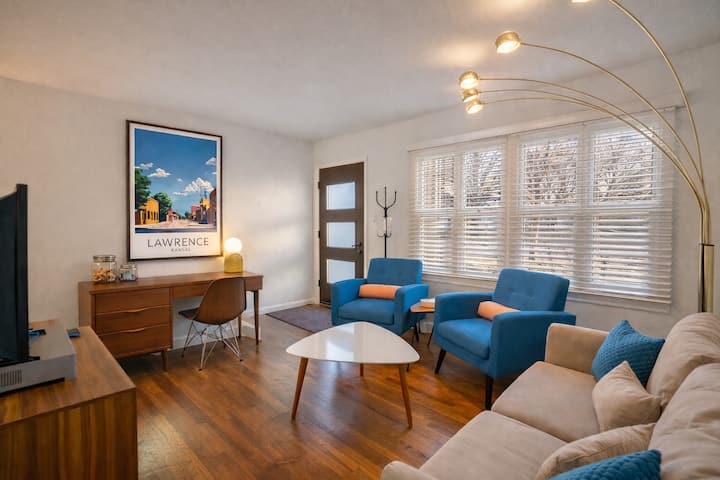 Cozy Unit #1 - Clean Campus Apt W/ Parking - Lawrence, KS