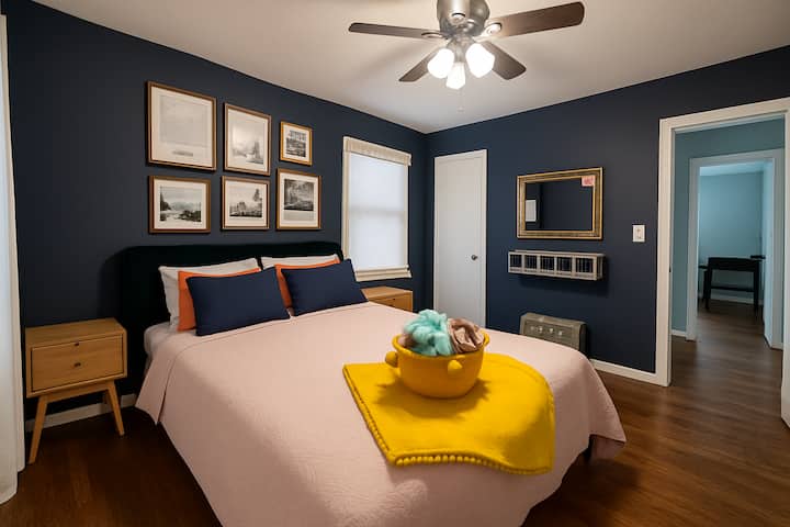 Cozy & Clean Campus Vibes And Off Street Parking - Lawrence, KS