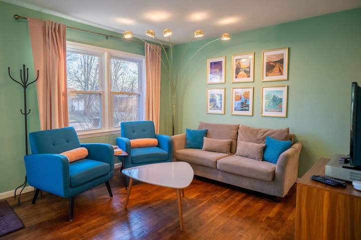 Rare Find! Cozy, Clean, 2 Bd, Off Street Parking - Lawrence, KS