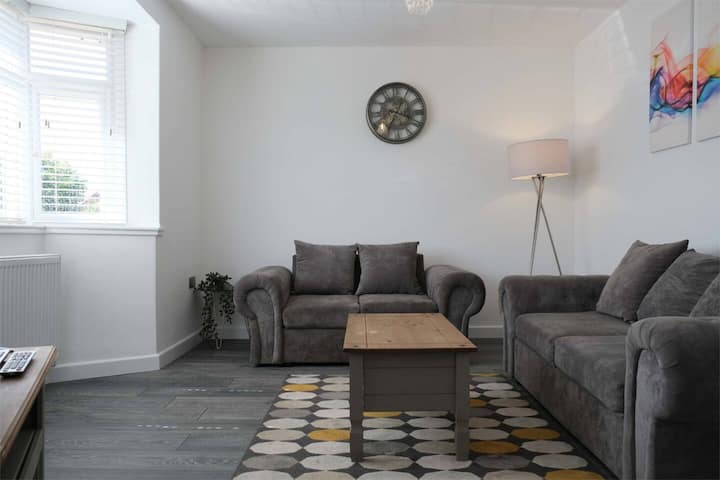 Fantastic 3 Bedroom Home With Parking - Bedford