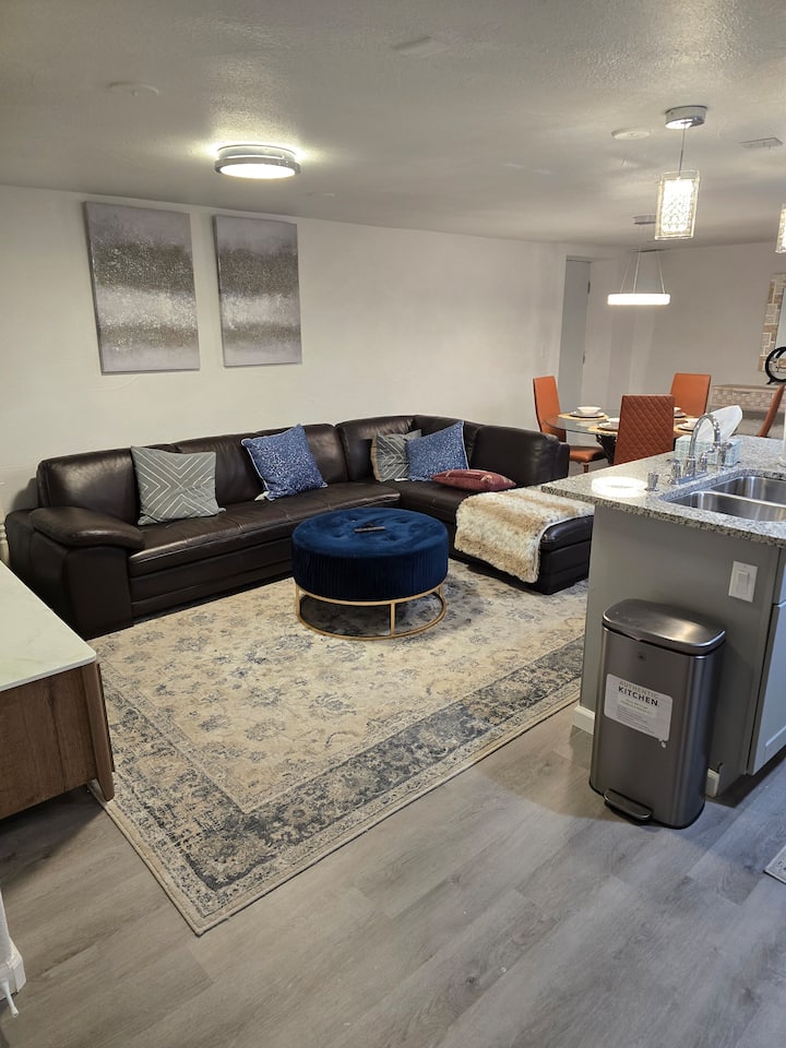 Cozy Two Bed Private Walkout Basement - Aurora, CO