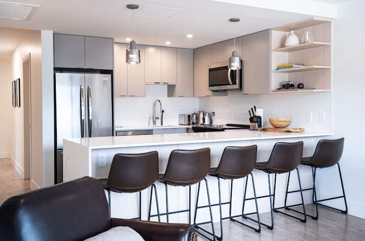 Cozy Modern Mountain Stay - Pet Friendly - Revelstoke