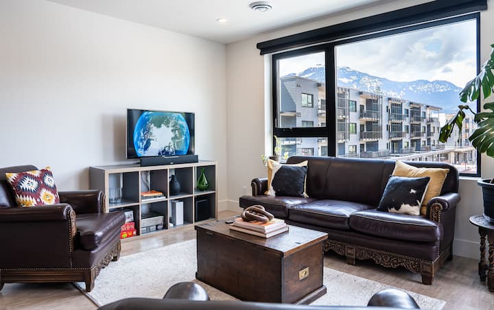 Cozy Modern Mountain Stay - Sleeps 6 +Pet Friendly - Revelstoke