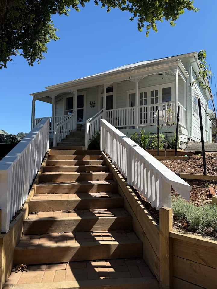 Central Refurbished Character Cottage - Te Kuiti