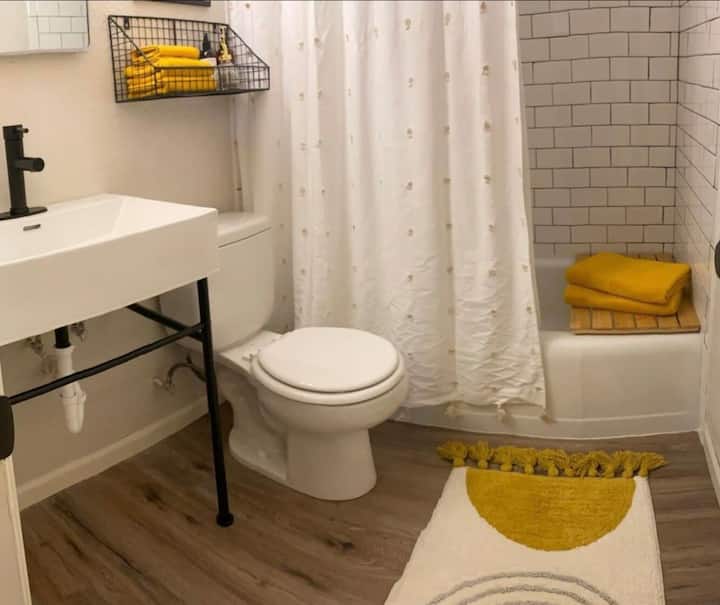 Modern Comfort In Lfk. Pets Welcome. Unit 3 - Lawrence, KS