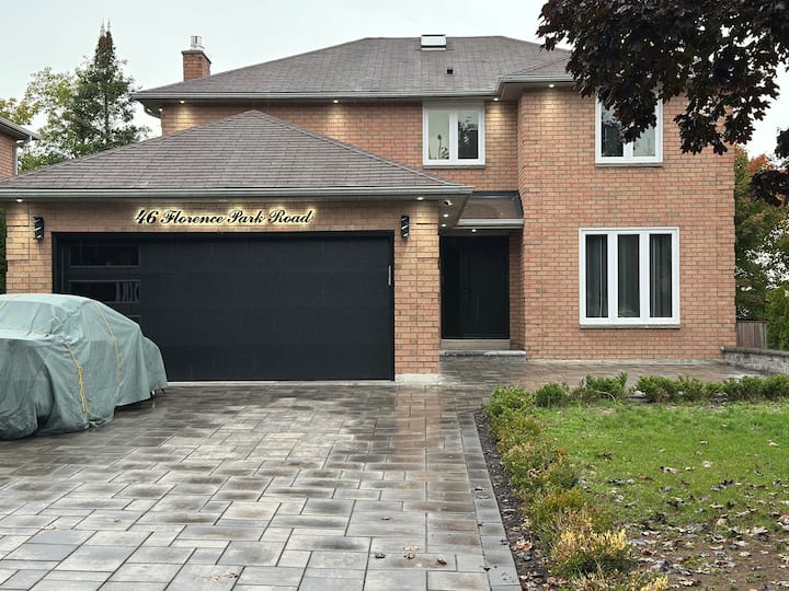 Beautiful 4 Bedroom Family Home - Barrie