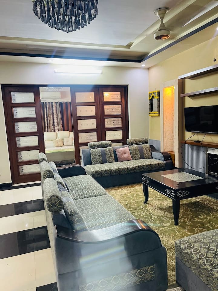 Comfortable 10 Marla Whole House - Lahore
