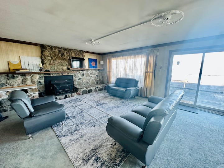 Rustic 4-bedroom Lakefront Cottage With Lake Views - Grimsby