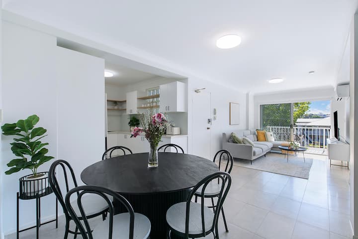 Spacious 3-bed Coorparoo Apartment - Brisbane