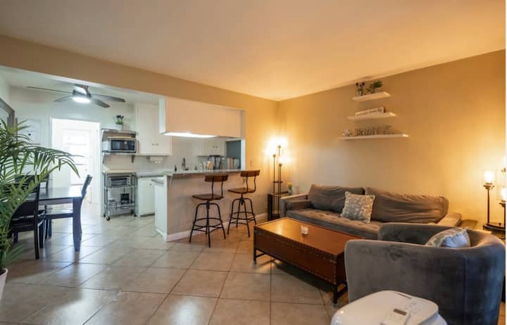 Mesmerizing, Tranquil Furn Apt 6 Blks To Beach - Long Beach, CA