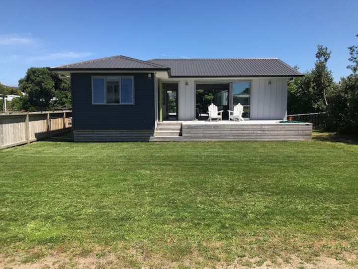 Hosts On The Coast Given Getaway - Whangamatā