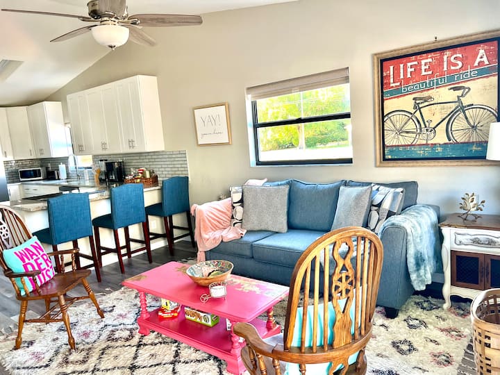 Modern Vintage Retreat | Walk Downtown - Palm Harbor, FL