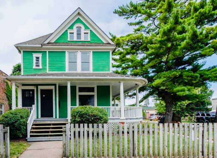 The Green Victorian - 5br/4full Bath - Waukegan