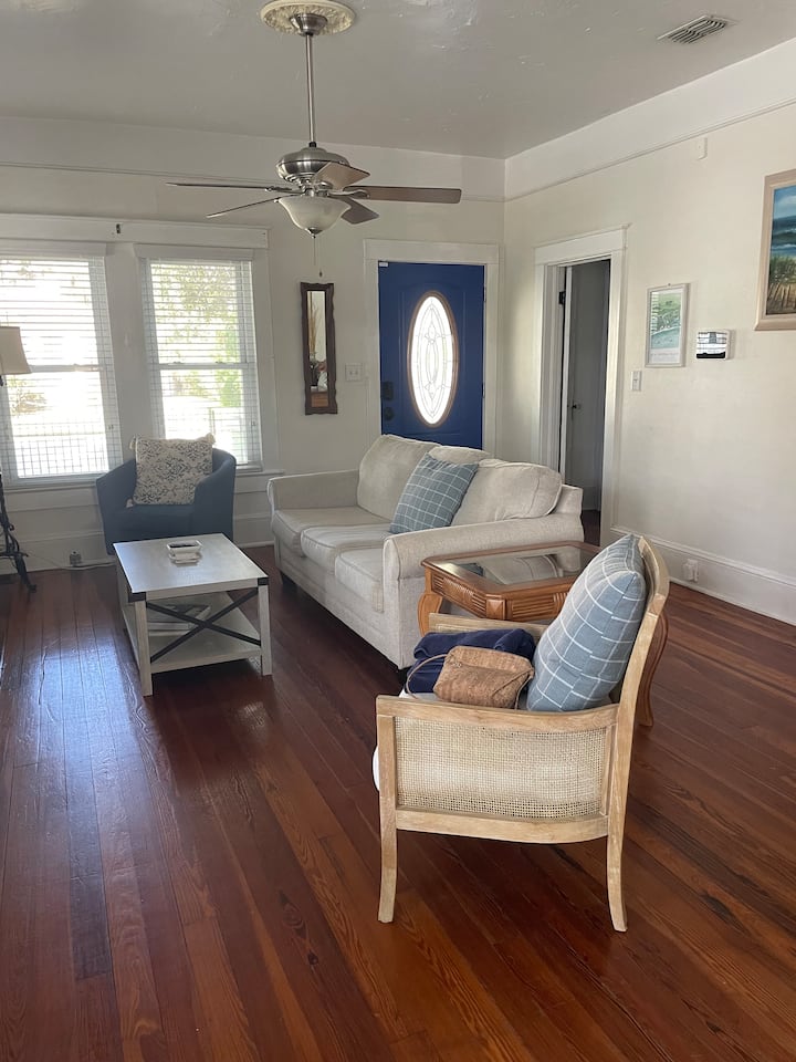 Bungalow In The Heart Of Historic Smyrna Beach - New Smyrna Beach, FL