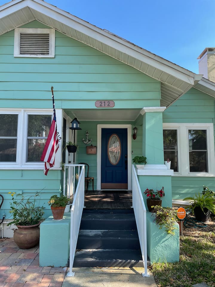 Bungalow In The Heart Of Historic Smyrna Beach - New Smyrna Beach, FL