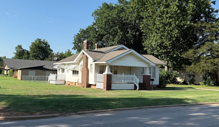 England House: Cozy Stay W/ Wifi & Workspace - Lake Louis Burtschi, OK