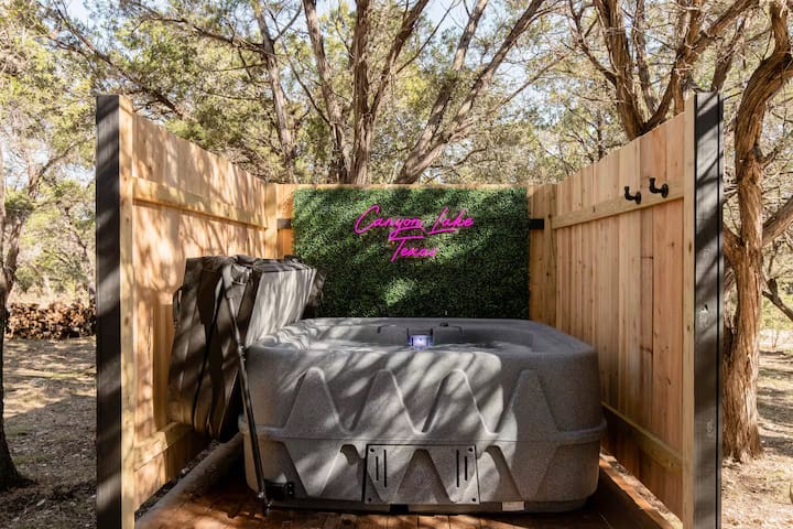 Boho Modern ~ Hot Tub ~ 2.5 Miles To Whitewater - Canyon Lake, TX