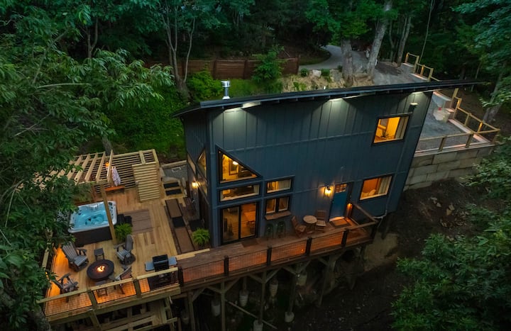New Treehouse Retreat | Hot Tub, Sauna, Fire Pit - Boone, NC