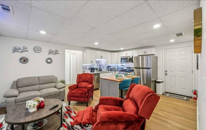 Cozy Bungalow Basement Apartment In Greater Atl - Hurricane Harbor, Austell