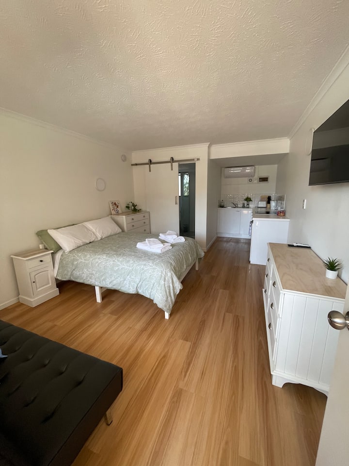Cozy Equipped Studio – 6 Min To Beach & Airport - Coolangatta