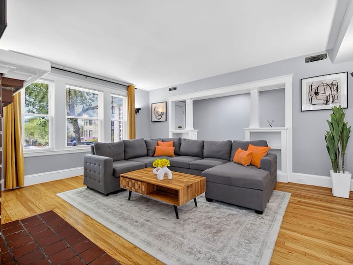 Vintage 5br Apt | Roku Hdtv | Sleeps 12 - Boston, MA